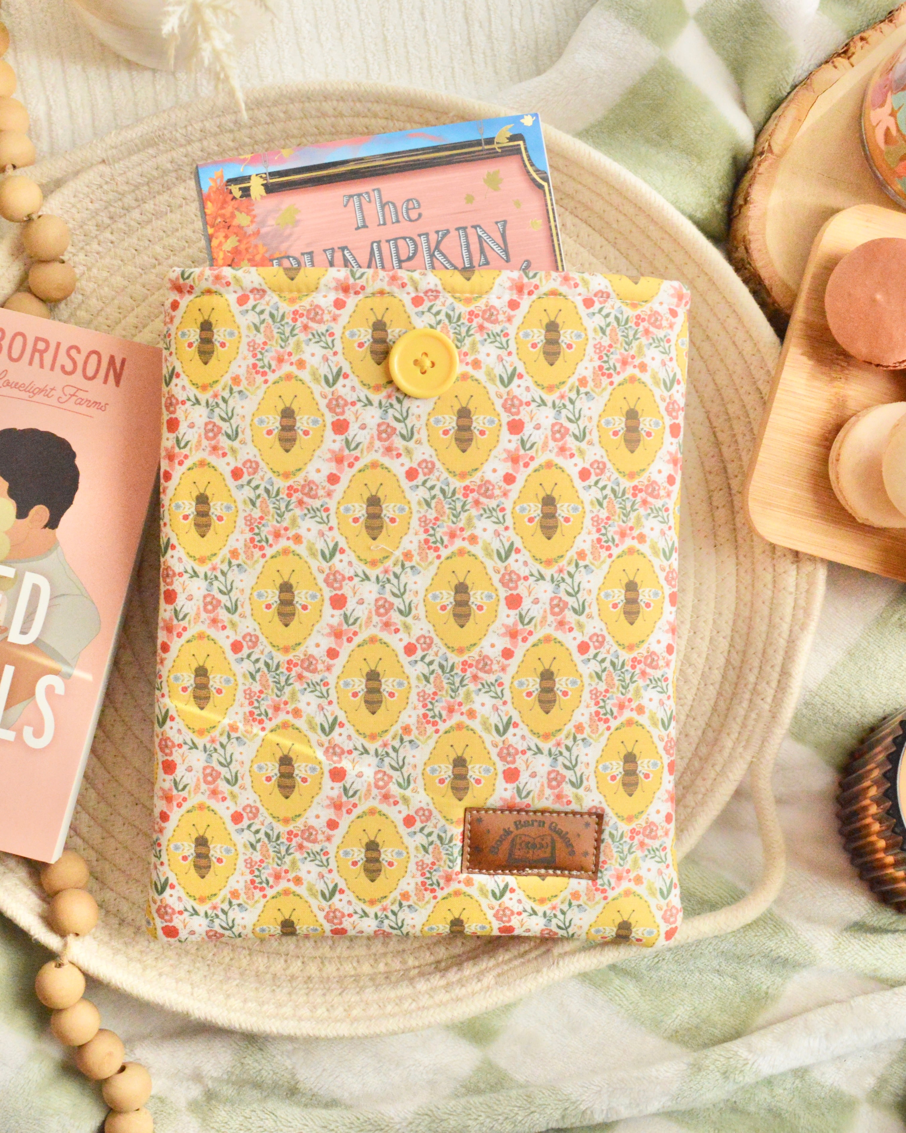 Dainty Bees Book Sleeve – Book Barn Galore